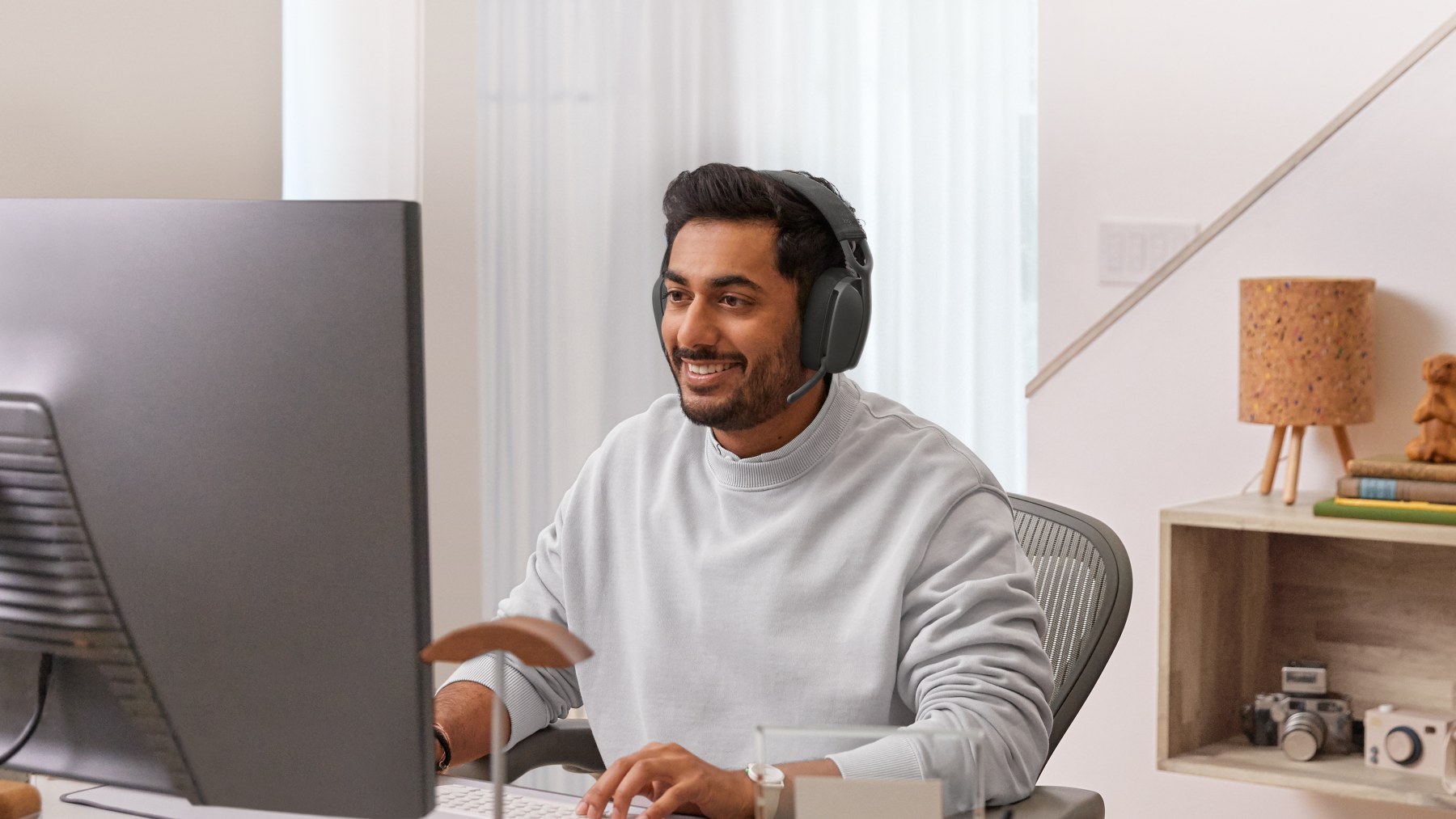 Logitech Zone Vibe 125 Vezeték nélküli zajszűrős fejhallgató, Grafit ...